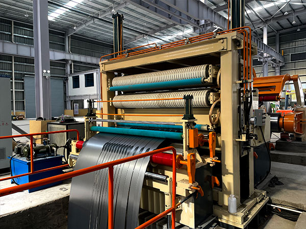 What is difference between slitting and cutting?